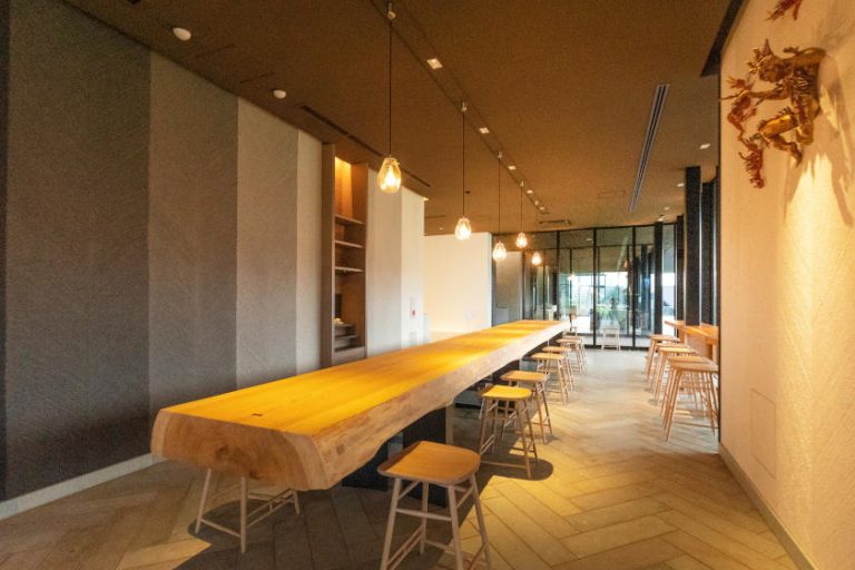 永平寺町にオープンした黒龍酒造の複合施設「ESHIKOTO」内のカフェ「acoya」は心澄み渡る至福の空間。パノラマの景色を眺めながら、旬のパフェでひとやすみ。｜福井の旬な街ネタ&情報ポータル ...